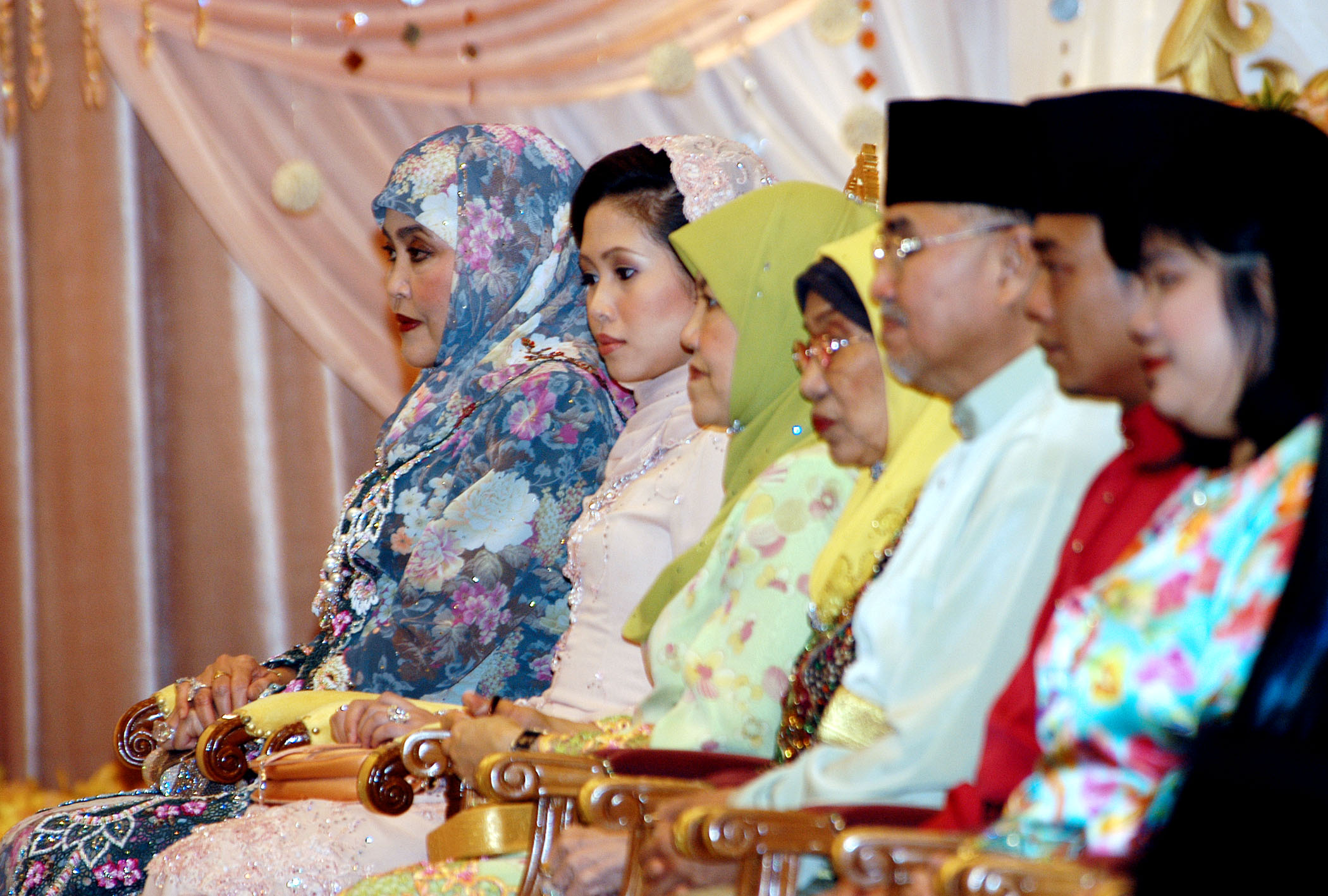 BRUNEI RESOURCES - Photographs of YAM Pengiran Anak Huda's Wedding ...