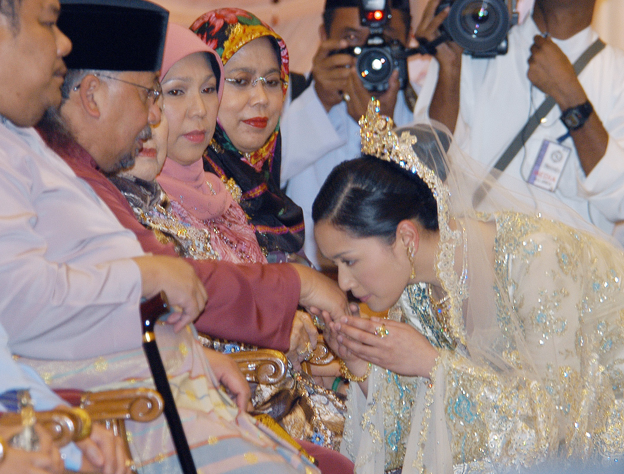 BRUNEI RESOURCES - Photographs of YAM Pengiran Anak Huda's Wedding ...